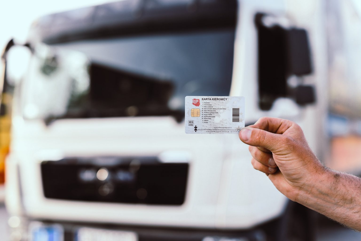 Prawo jazdy kat. C i C+E – czym można jeździć? Różnice i uprawnienia